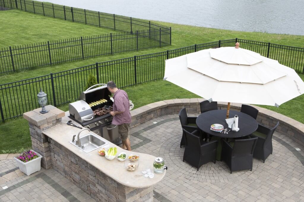 How To Create The Perfect Outdoor Eating Area